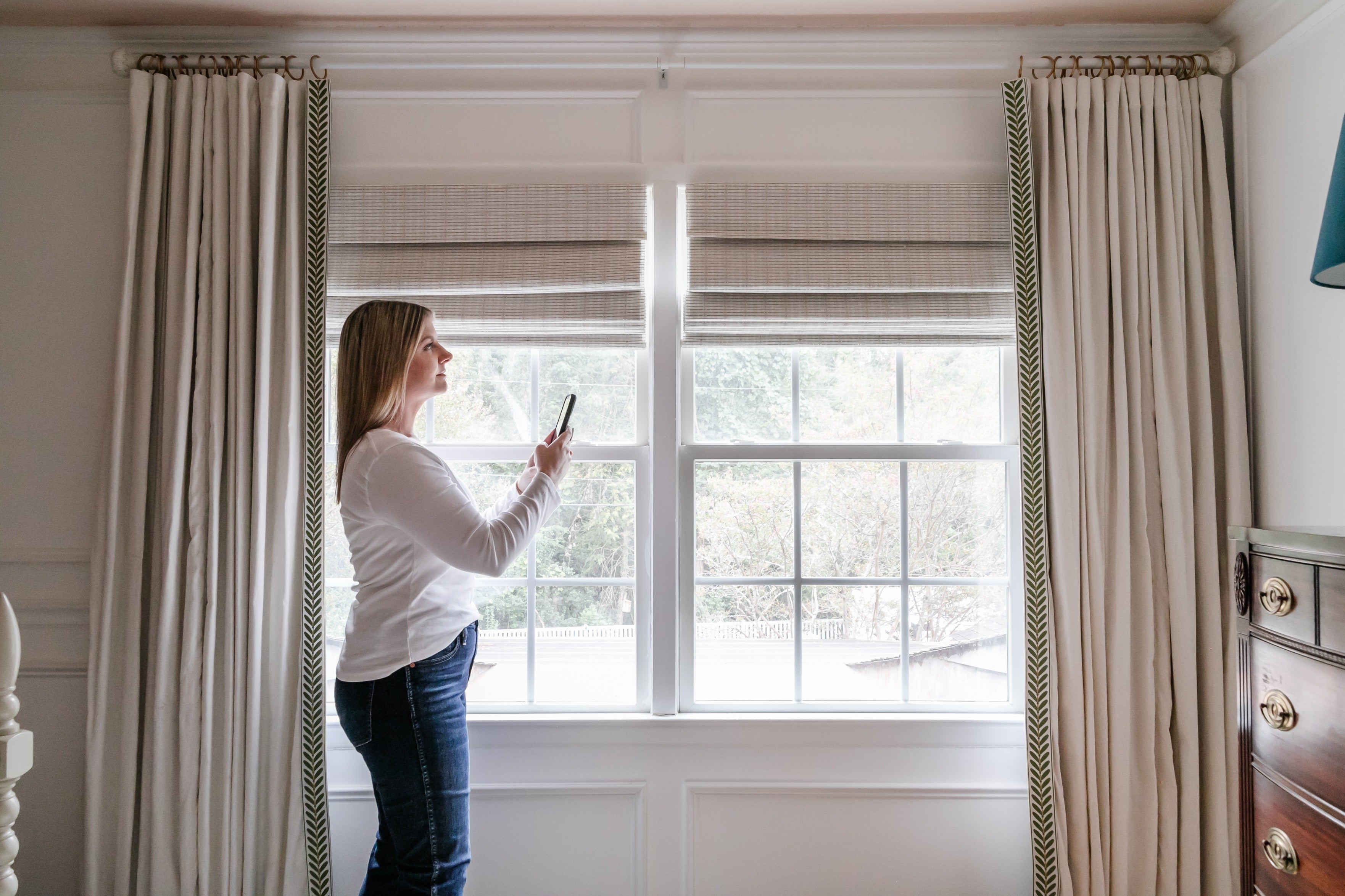 5 Benefits of Motorized Room-Darkening Shades for Bedrooms